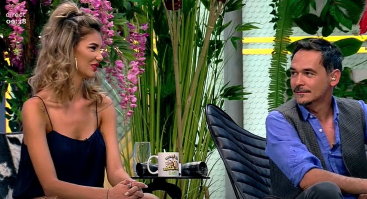 Ce se întâmplă, de fapt, între Răzvan Simion și Ramona Olaru. Gesturile prezentatorului sunt ...