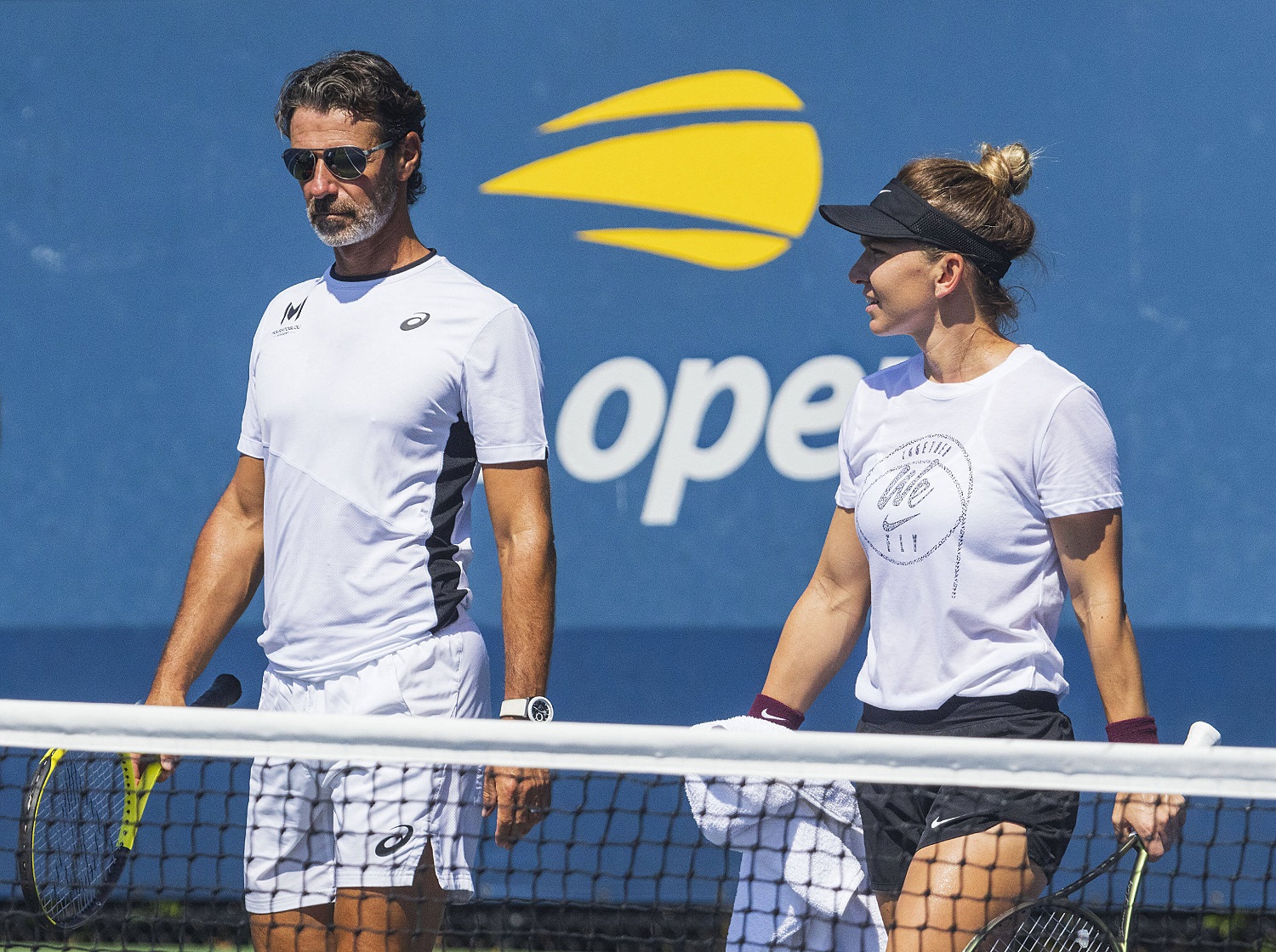 Simona Halep este suspendată pentru dopaj, dar Patrick Mouratoglou jubilează. Ce mesaj a ...