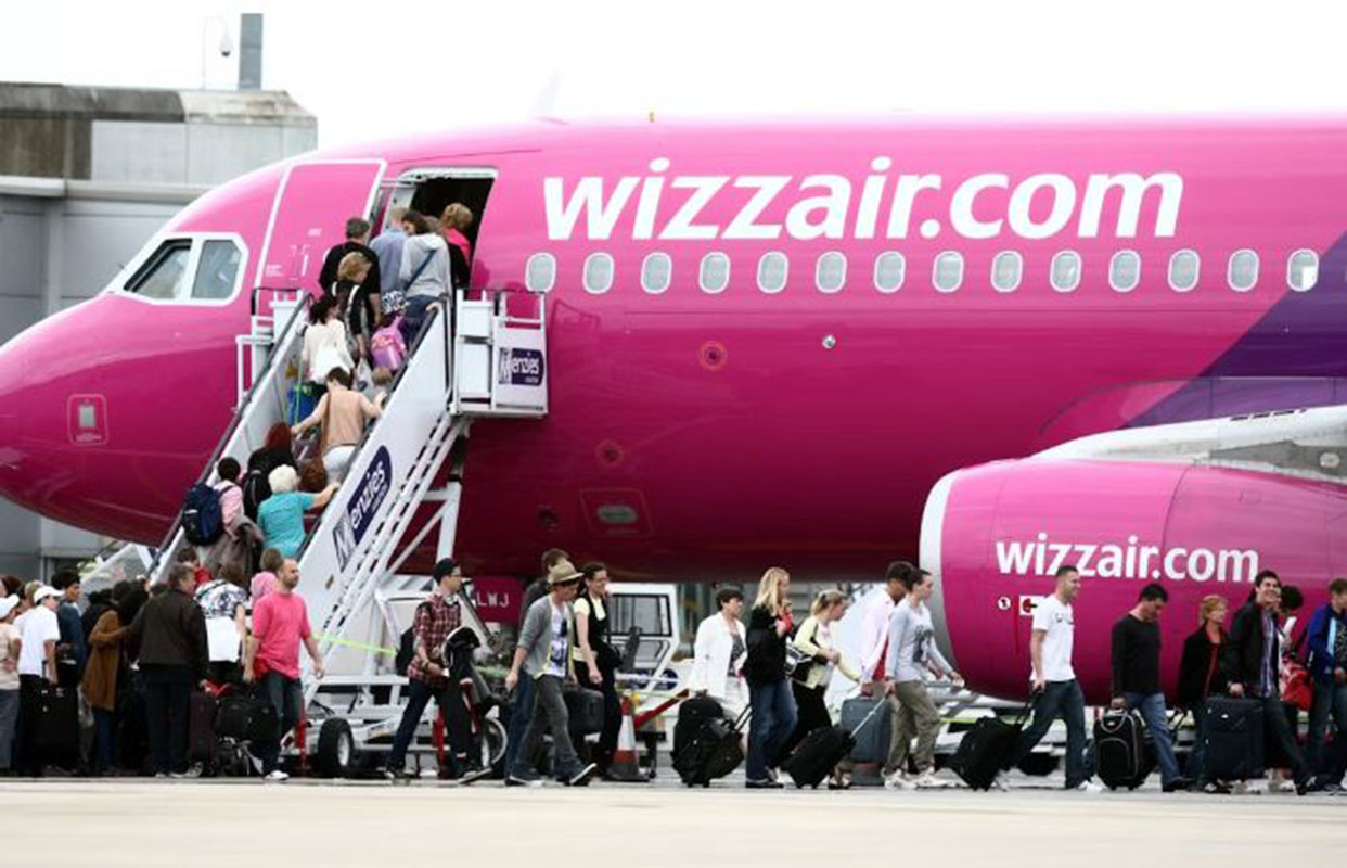 Imagini scandaloase înainte de un zbor operat de compania aeriană Wizz Air. Cum reparau ...
