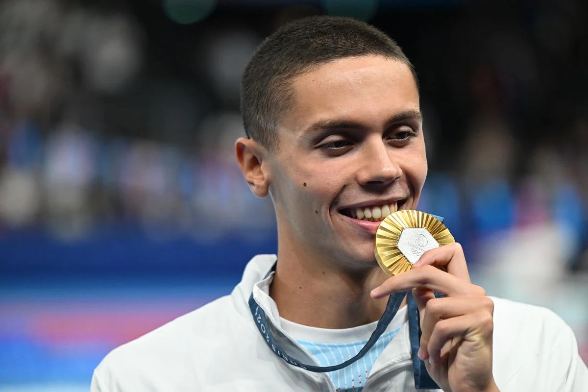 De ce David Popovici își mușcă medaliile obținute în competiții. Motivul surprinzător pentru ...