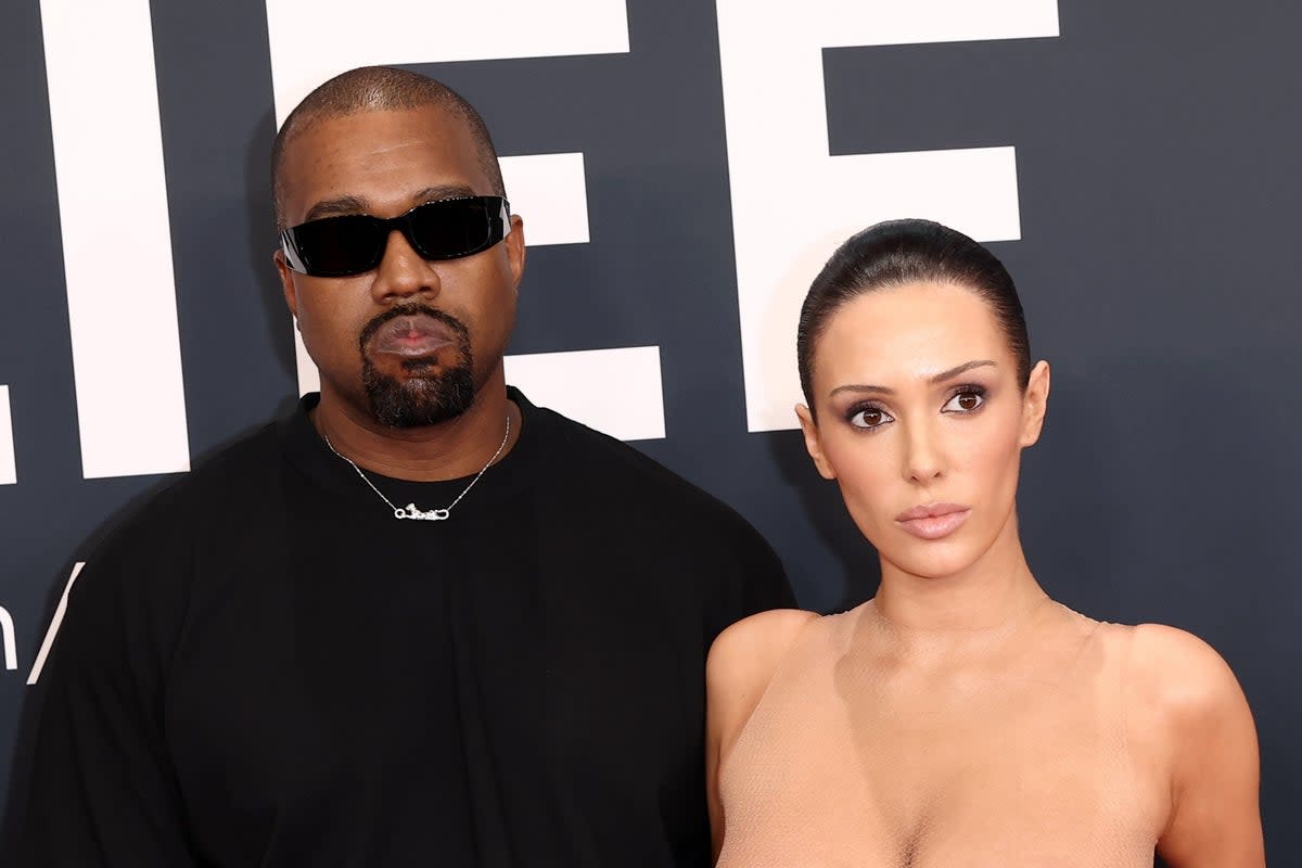 Motivul pentru care Bianca Censori a fost pusă să apară fără haine la Premiile Grammy. Kanye ...