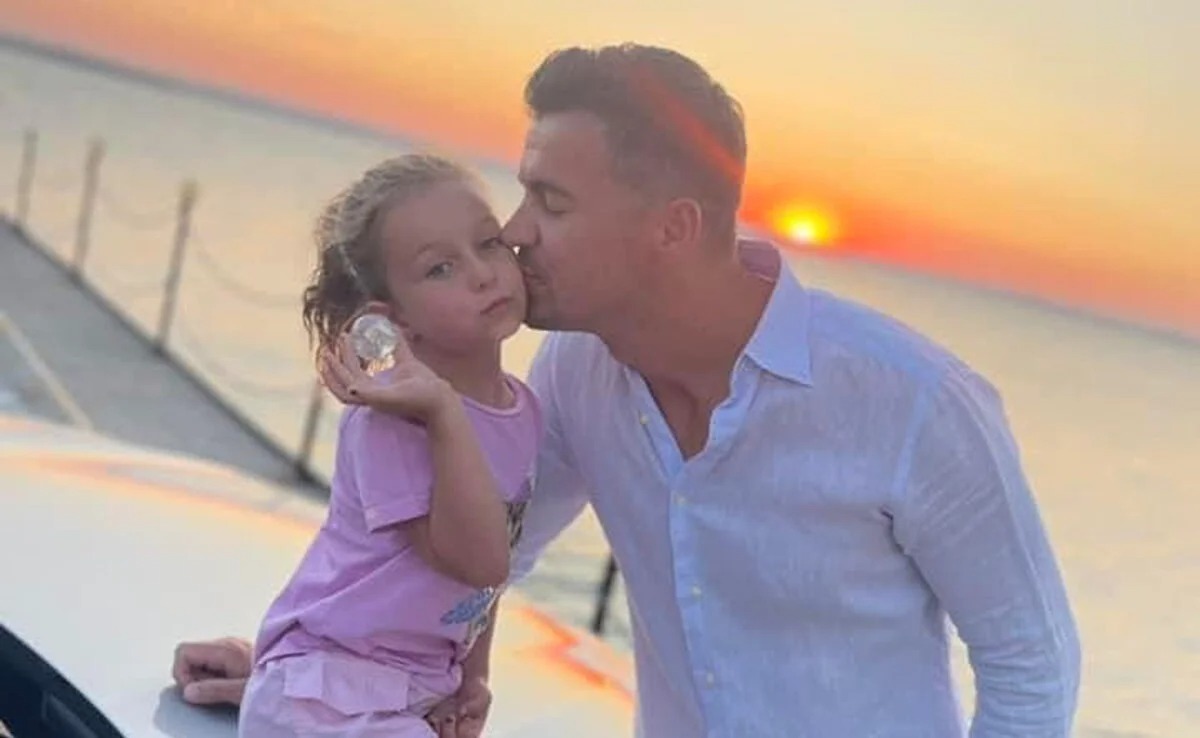 Ipostaza înduioșătoare în care a fost surprins Adrian Alexandrov. Cum încearcă să îi șteargă ...