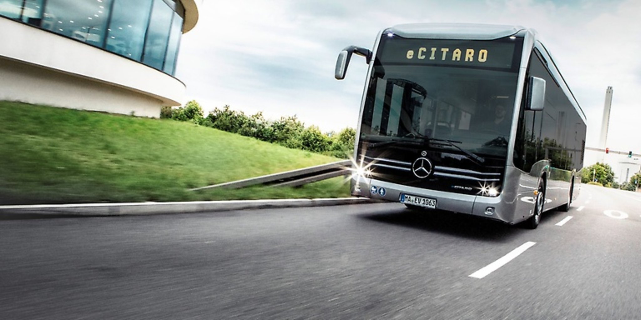 Mercedes a adus în România primul autobuz 100% electric