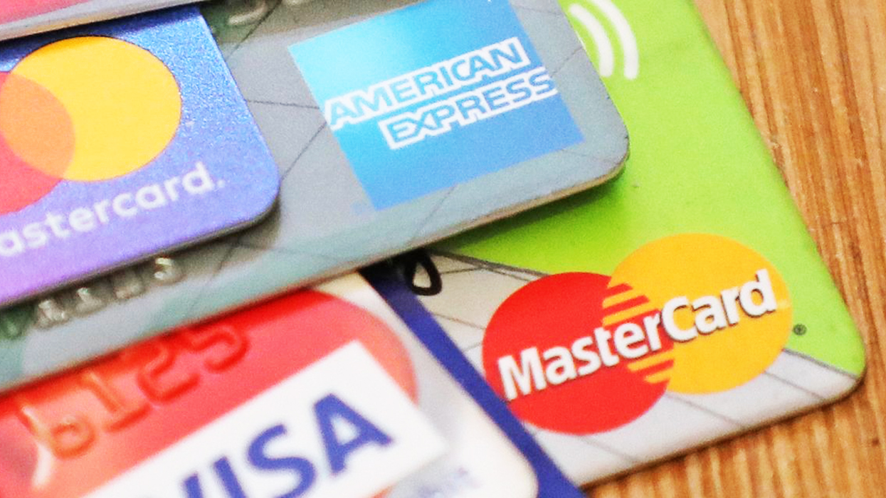 Capcana în care cad românii care au card și cont bancar: 4 greșeli fatale pentru banii tăi