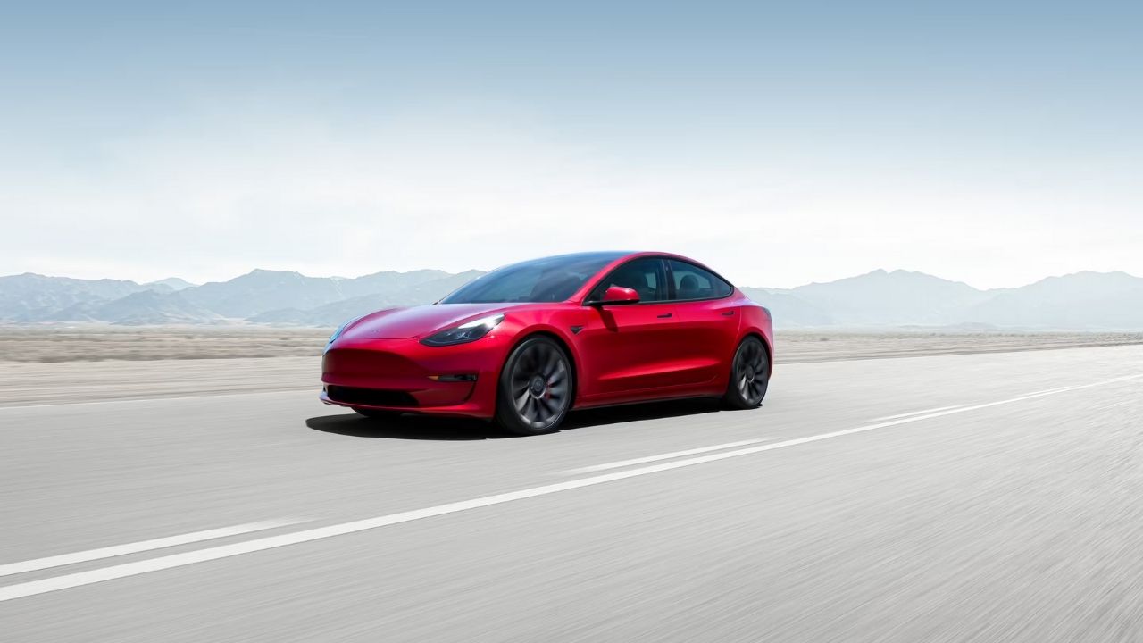Tesla Model 3, la preț bun: unde îl găsești mai ieftin, cât e în România