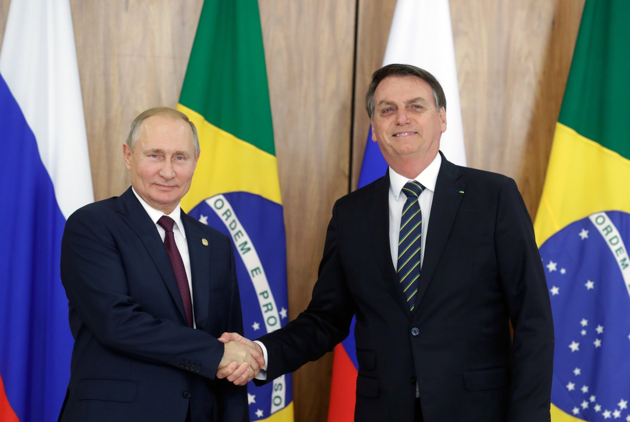 La cine apelează Vladimir Putin pentru ajutor. Rusia vrea să evite cu ...