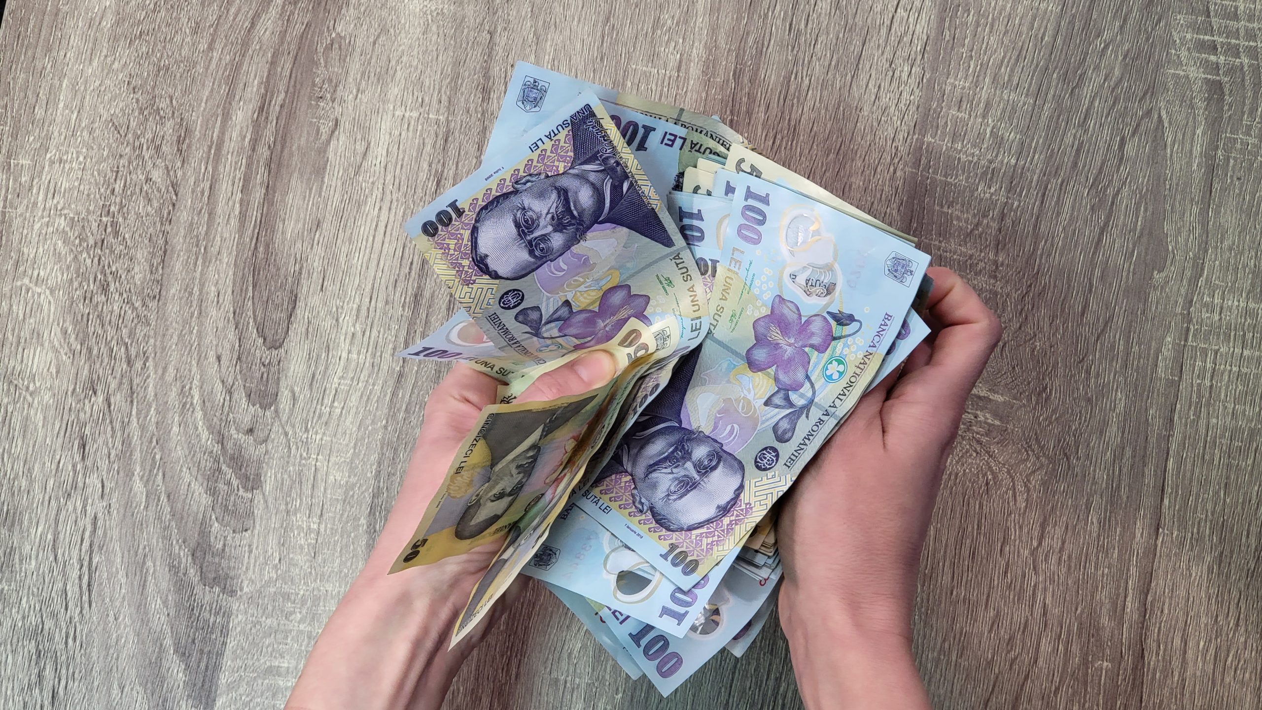 Salariile românilor au crescut: topul domeniilor unde angajații sunt plătiți regește