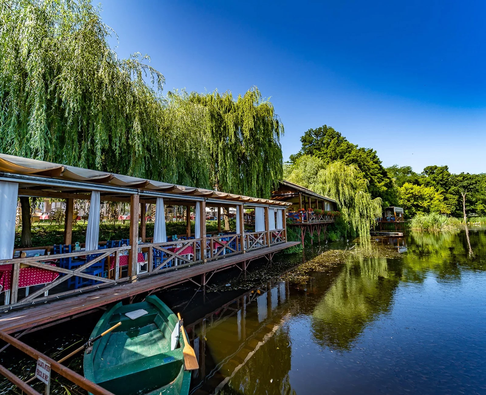 Locuri superbe de vizitat lângă București unde ajungi repede. De la palate istorice la parcuri ...