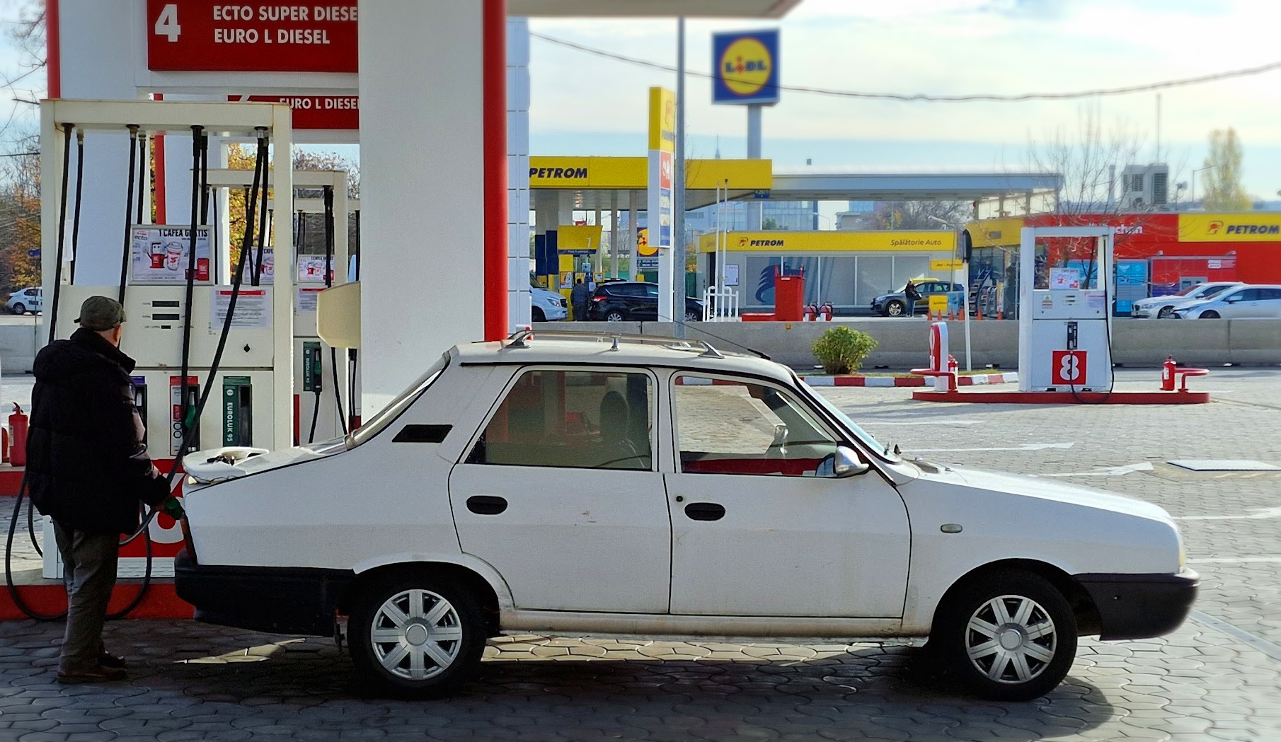 Surpriza din benzinării, se întâmplă după 13 luni în care românii au ...