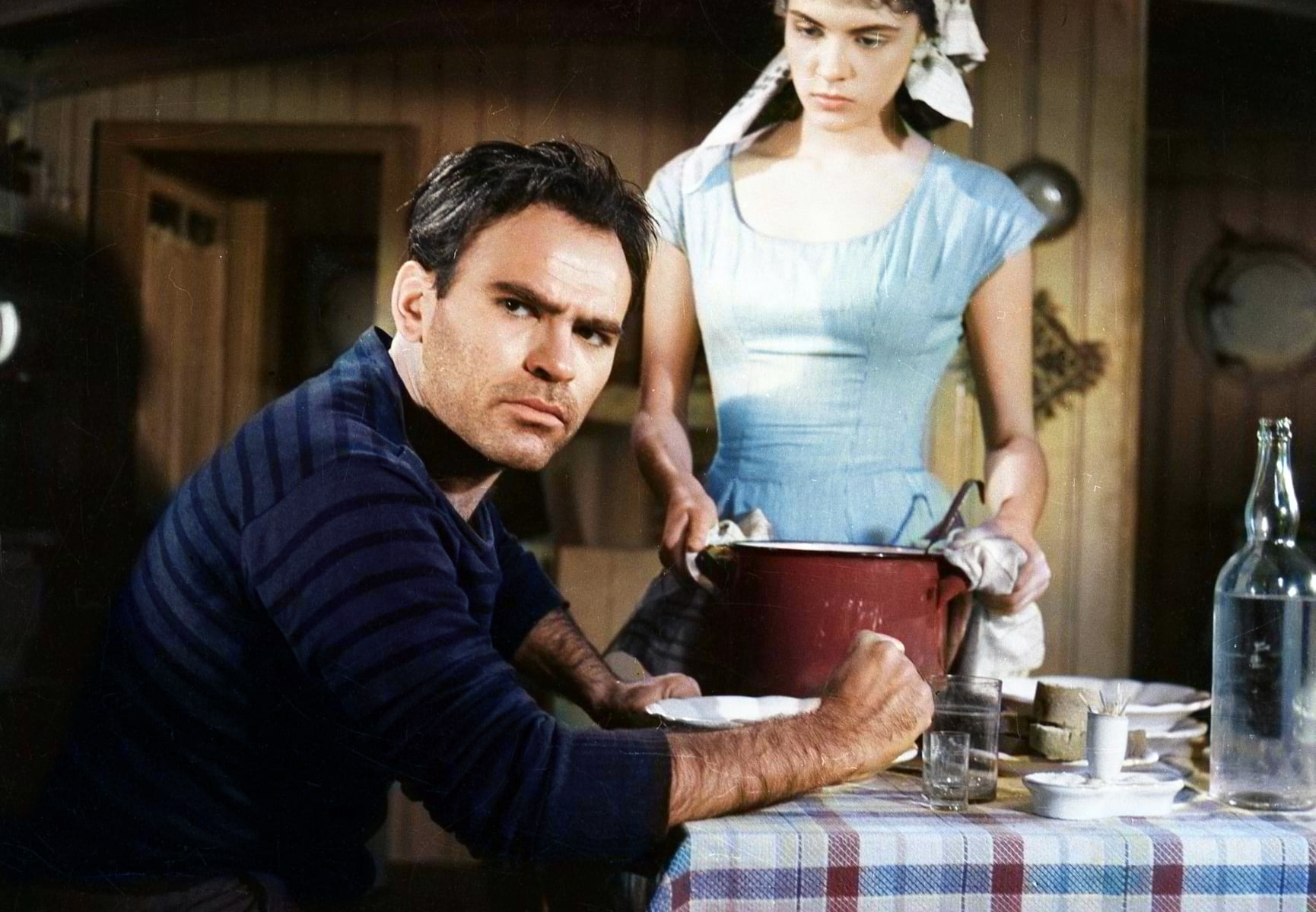 Hăituit, umilit și interzis, regizorul fuge cu o barcă din România ...