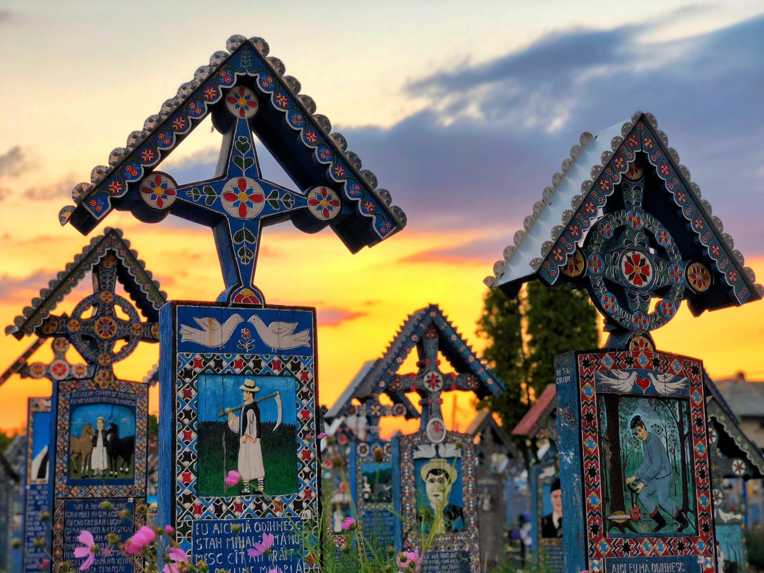 Singurul cimitir vesel din lume, în România. Versurile amuzante de pe ...