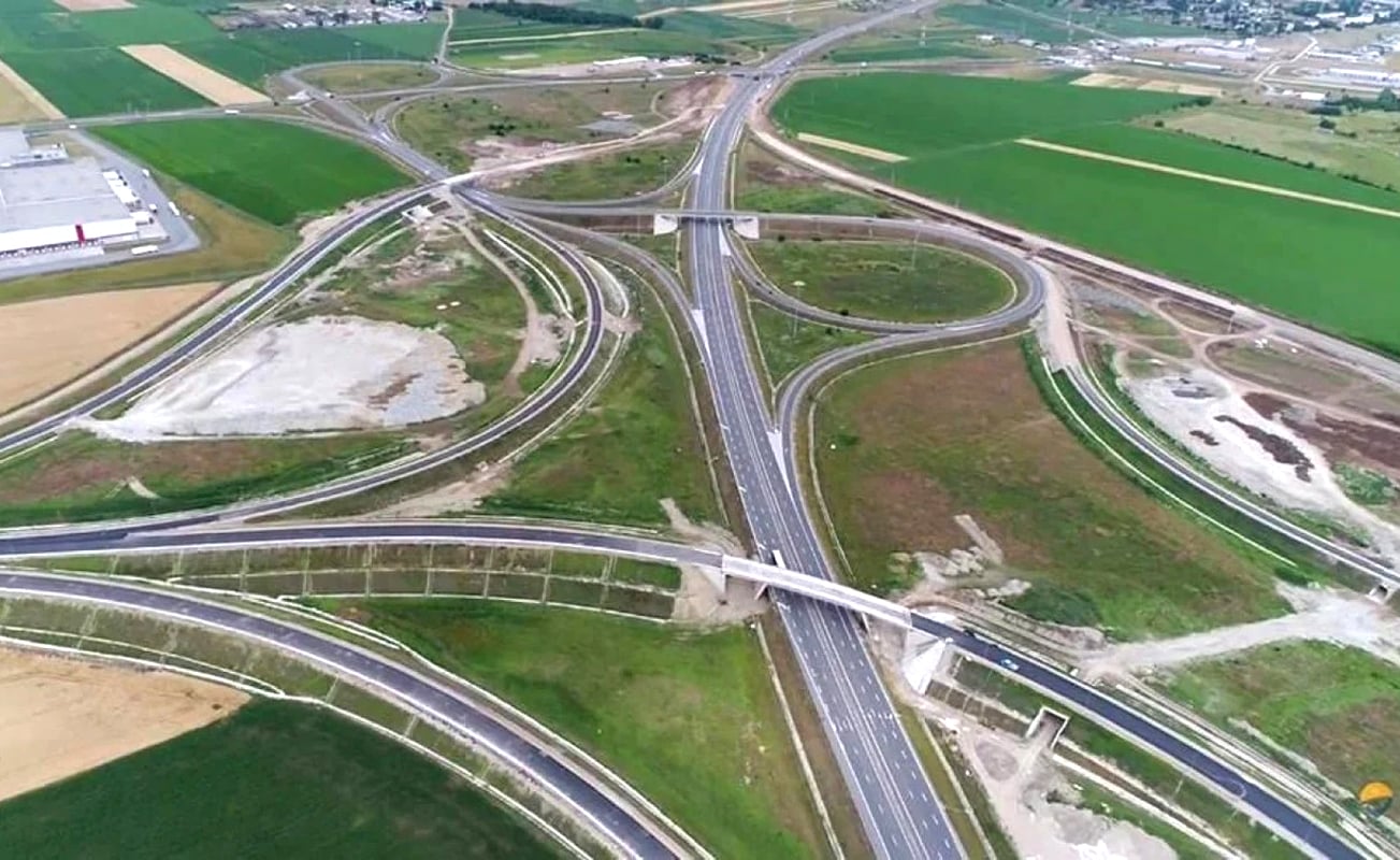 Singurul județ cu două autostrăzi și un aeroport din România. ”Salvat ...