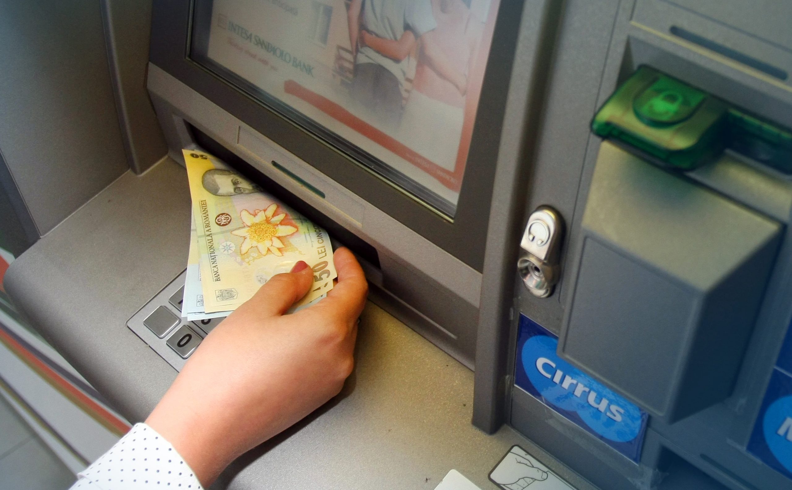 Suma cash maximă pe care un român o poate scoate de la bancomat într-o zi. Dacă vrei mai mult ...