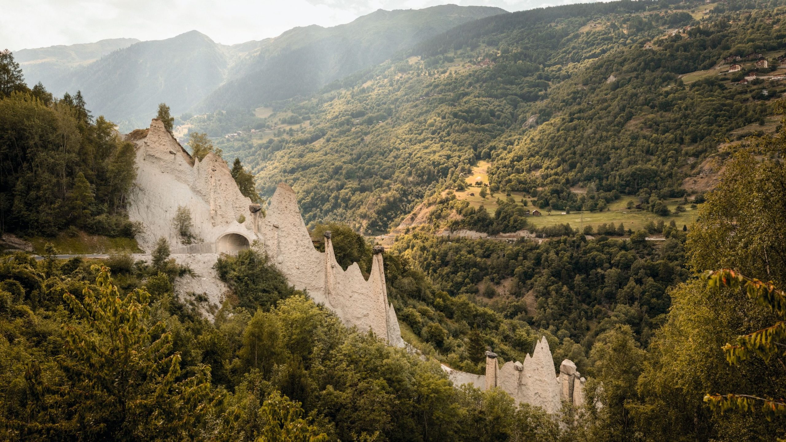 Piramidele naturale, spectacol al naturii în Alpii Elvețieni: Cum au ...