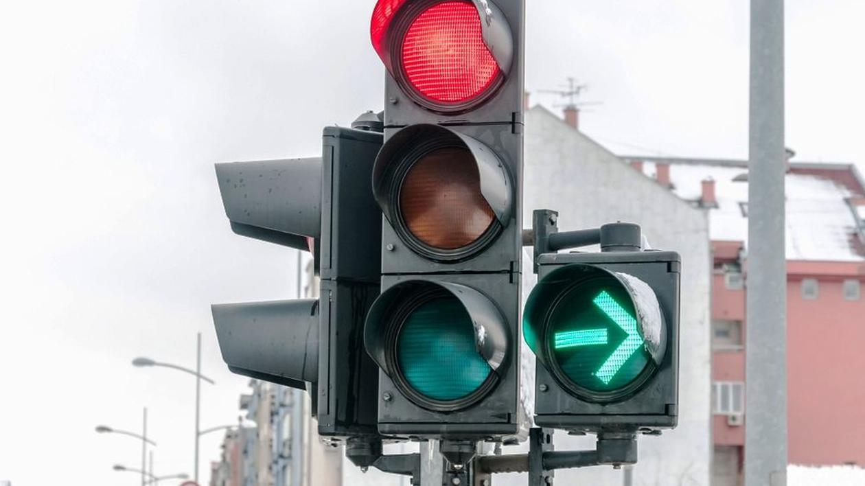 Semafor verde intermitent pentru viraj la dreapta, cine are prioritate ...
