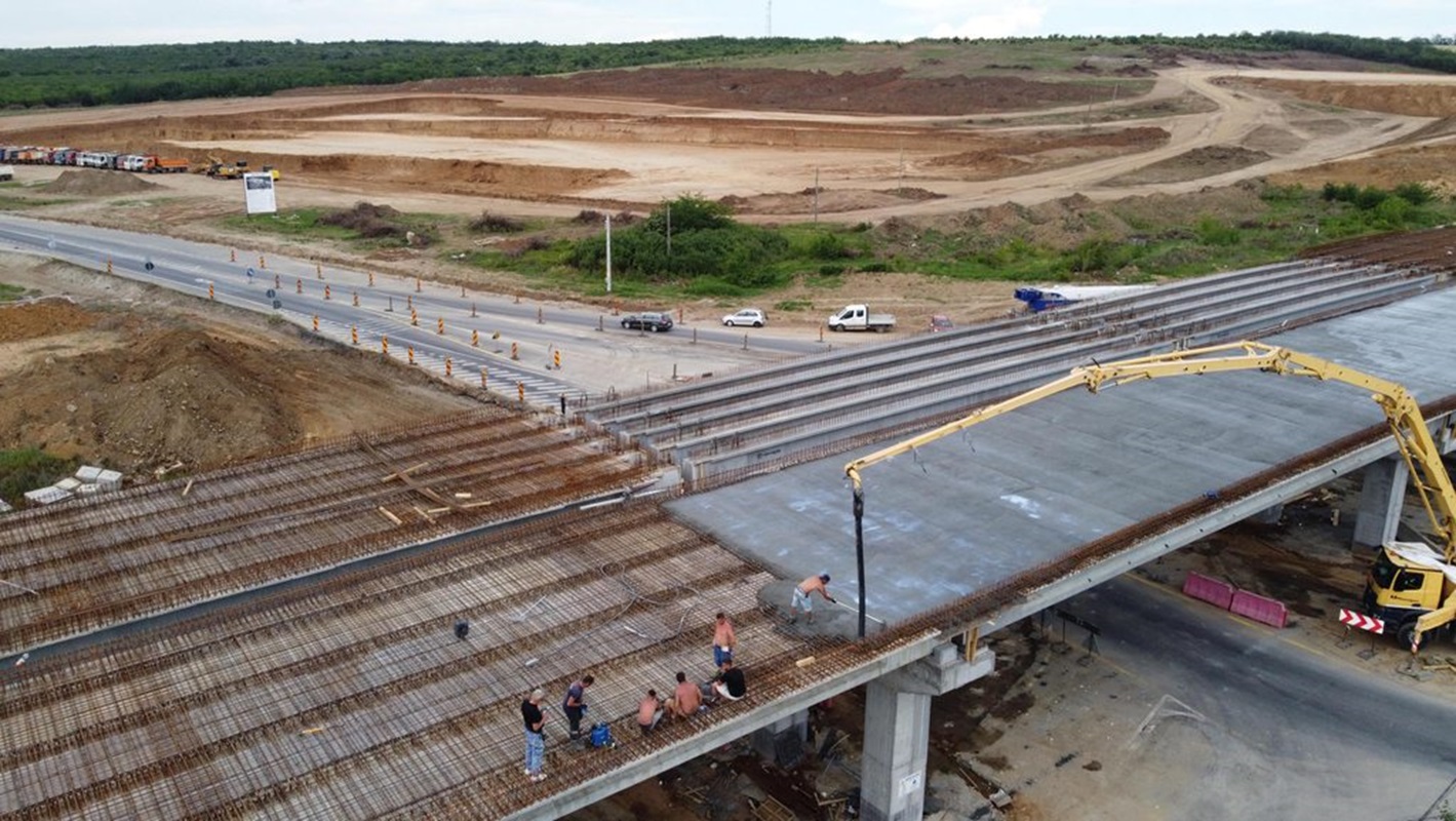 S-au reluat lucrările la tronsonul 4 al Drumului Expres Craiova - Pitești. Când va fi finalizată ...