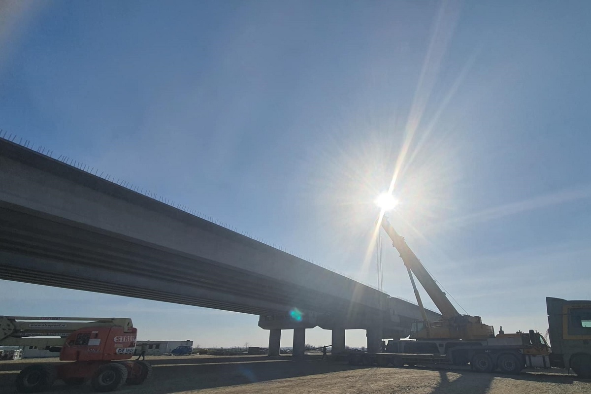 Cele mai recente imagini de pe A7 Autostrada Moldovei. S-au montat deja grinzile din beton pe un ...