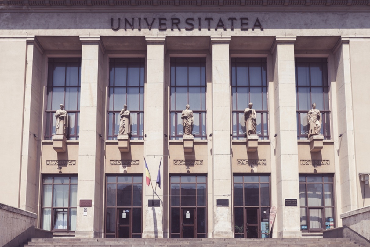Statuile din centrul Capitalei care ocrotesc justiția. Cine sunt cei ...