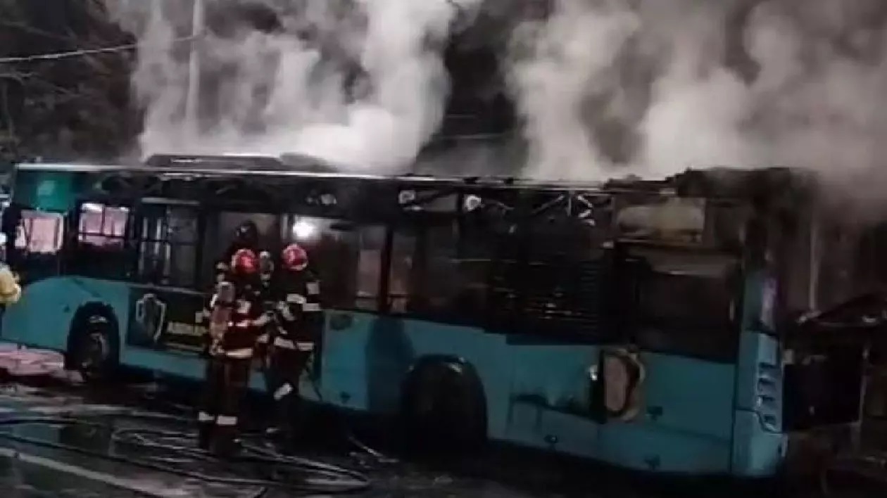 Un autobuz a luat foc joi dimineață în București. Șoferul și pasagerii au reușit să iasă la timp