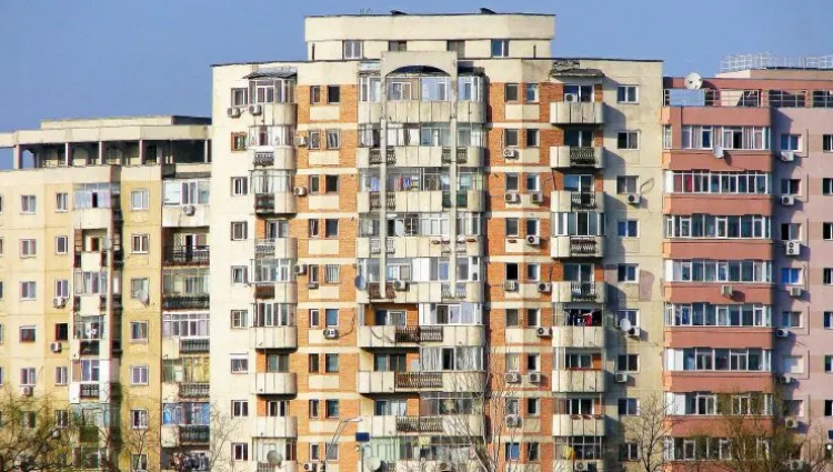 Românii care stau la bloc trebuie să strângă aceste obiecte din jurul casei scării chiar ...