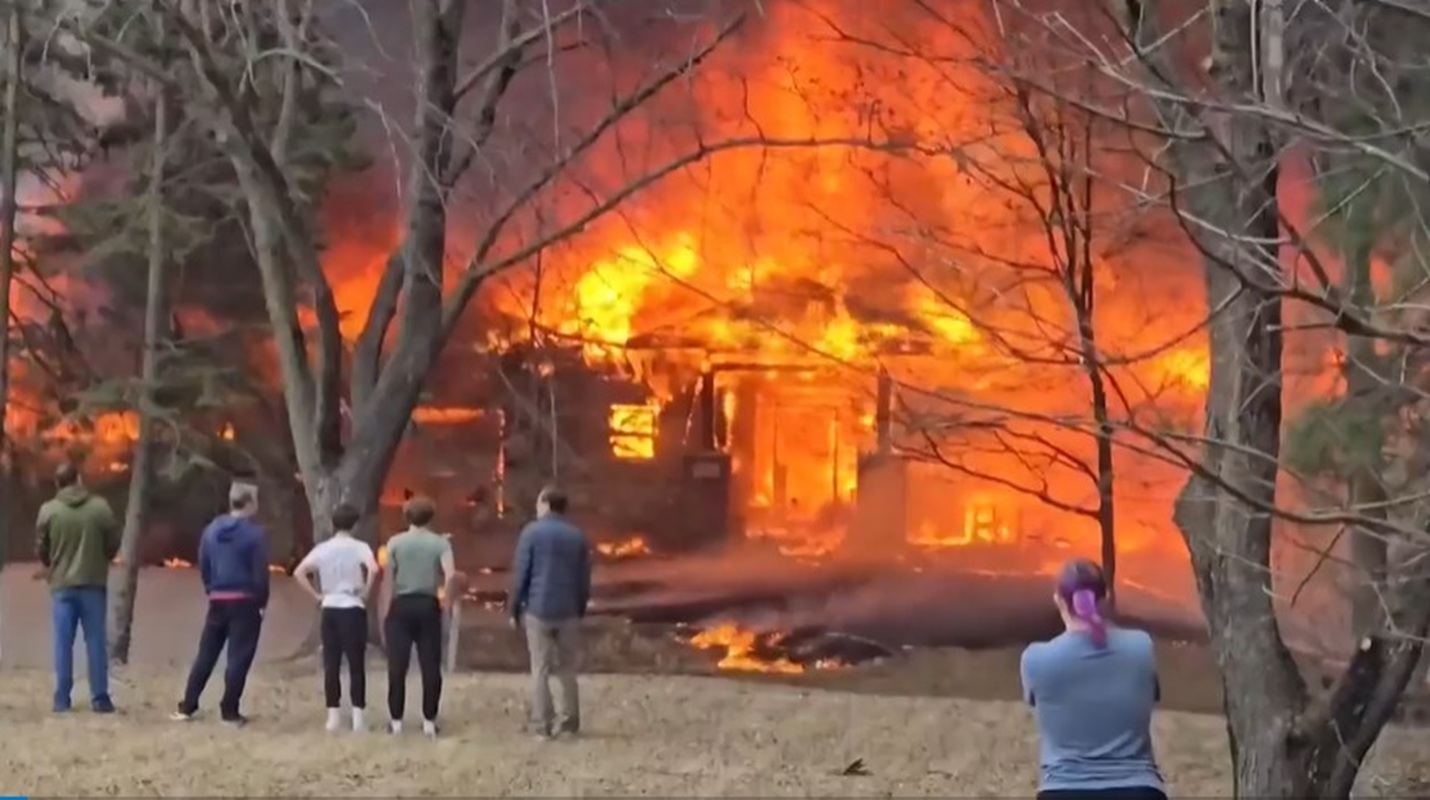 Un avion s-a prăbușit peste o casă în SUA provocând un incendiu uriaș ...