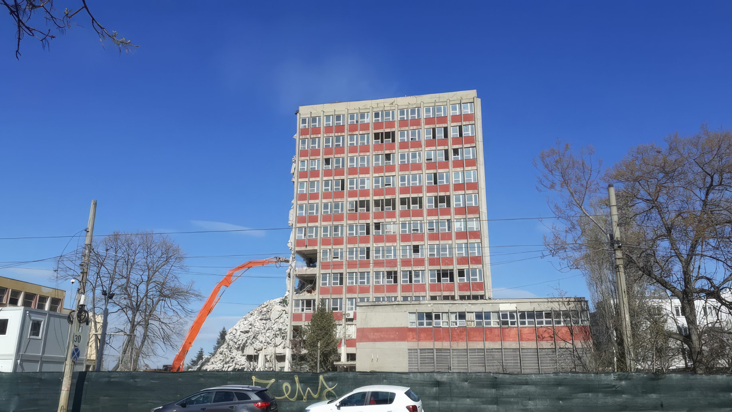 Fabrica românească de 150 de ani care se demolează peste noapte. A fost ...