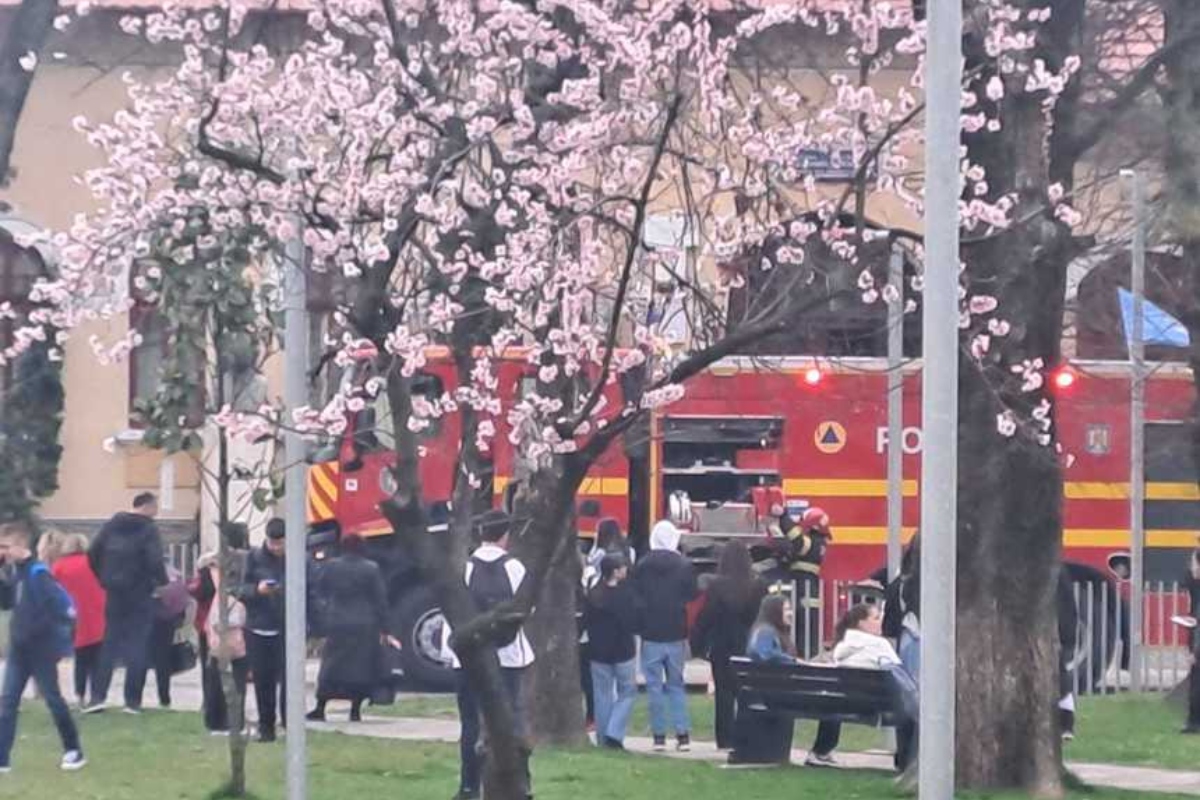 Incendiu la o şcoală din Târgu Jiu. Pompierii intervin pentru stingerea ...