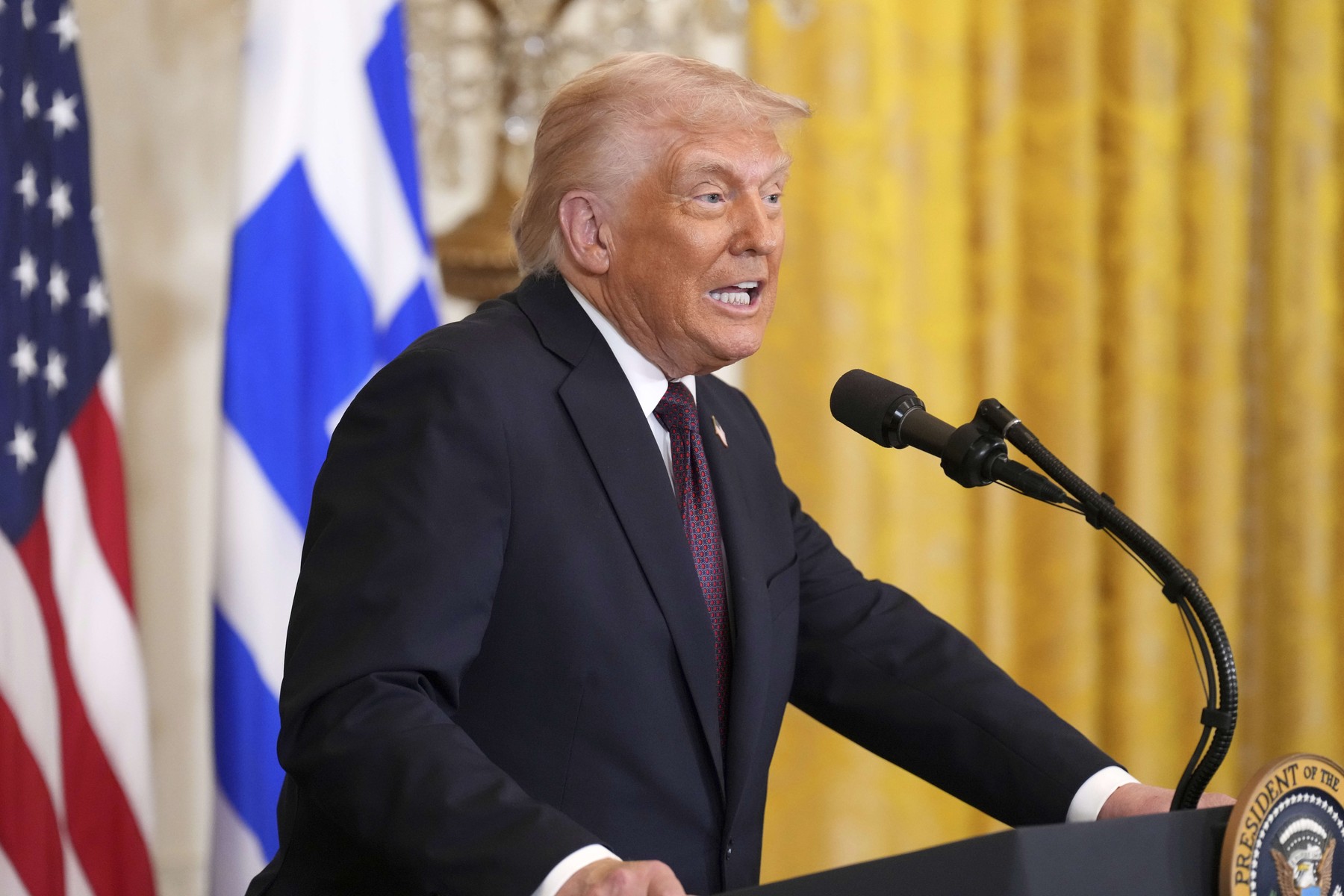 Eroare gravă a echipei lui Donald Trump. Un ziarist adăugat pe un grup ...