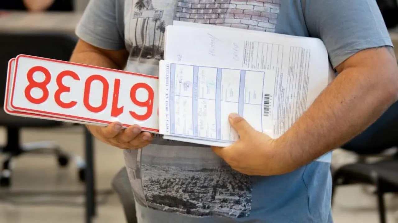 Numere roșii la mașină în 2025 - cât costă să le obții, documentele ...