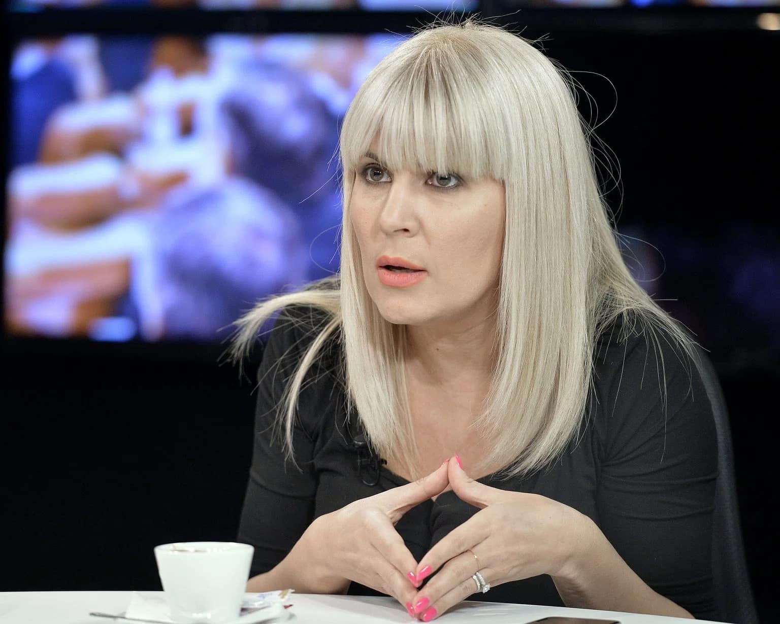 Elena Udrea a izbucnit în lacrimi în fața magistraților. I-a implorat pe judecători să o lase să ...