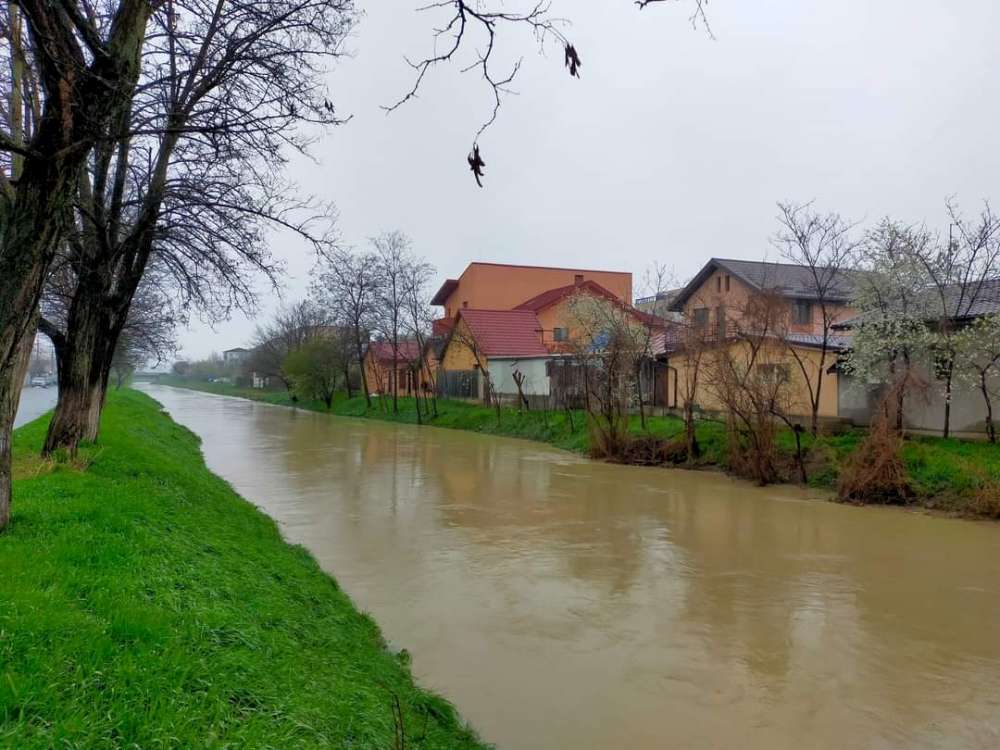 Singurul râu din România care curge de la sud spre nord. Unde se află ...