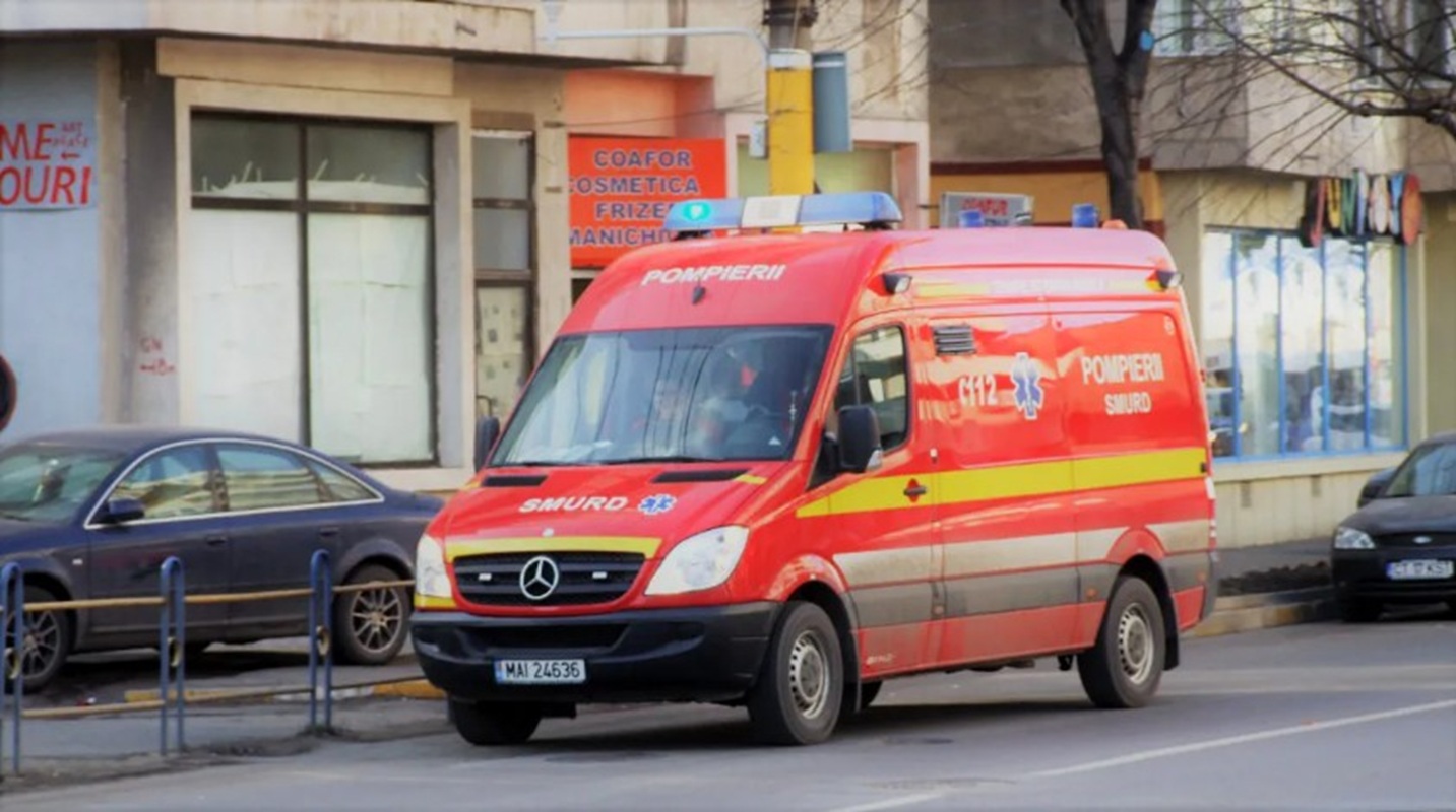 Şoferul unei ambulanţe SMURD care mergea spre un accident a rămas fără ...