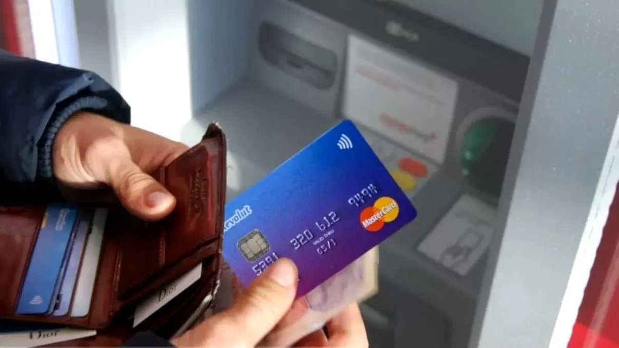 Revolut, mai aproape de băncile tradiționale cu prezență fizică. Își ...