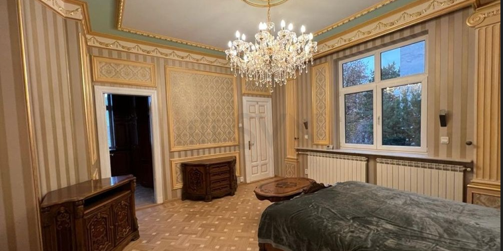 Vila interbelică în care a trăit Victor Babeș, la vânzare. Ai crede că ...
