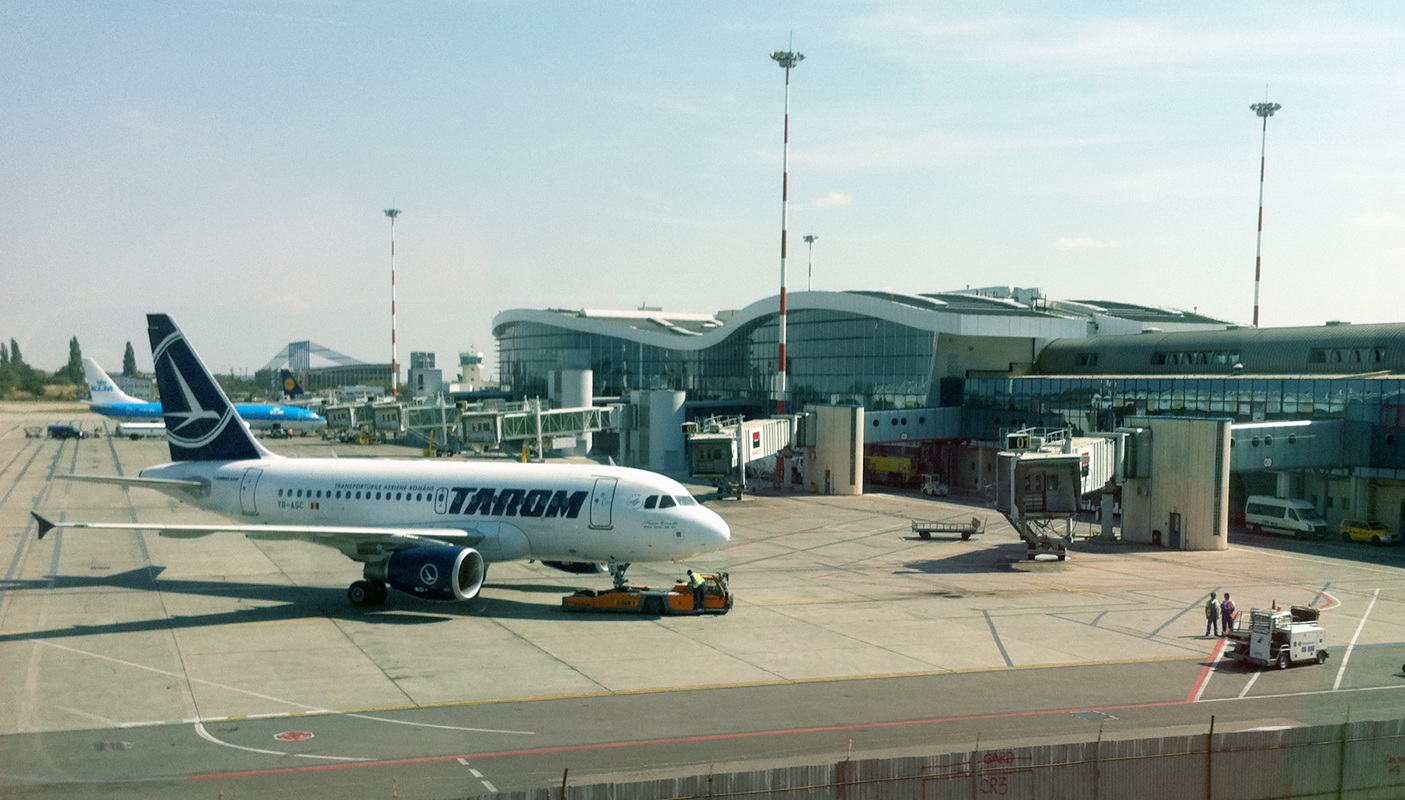 A vrut să ducă pasagerii la avion, dar a ajuns pe DN1. Incident bizar la Aeroportul Otopeni