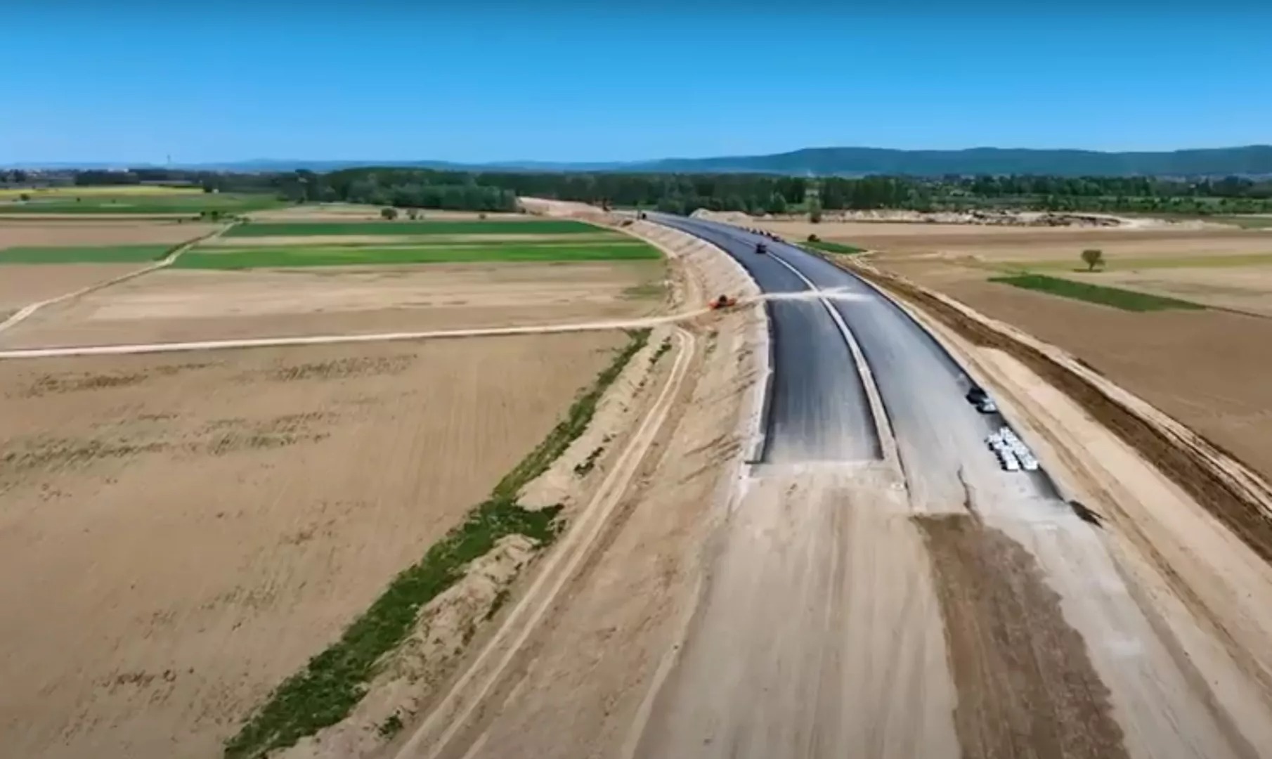 S-a pus asfalt pe lotul 2 al tronsonului Focșani – Bacău. Stadiul în care se află Autostrada A7 ...