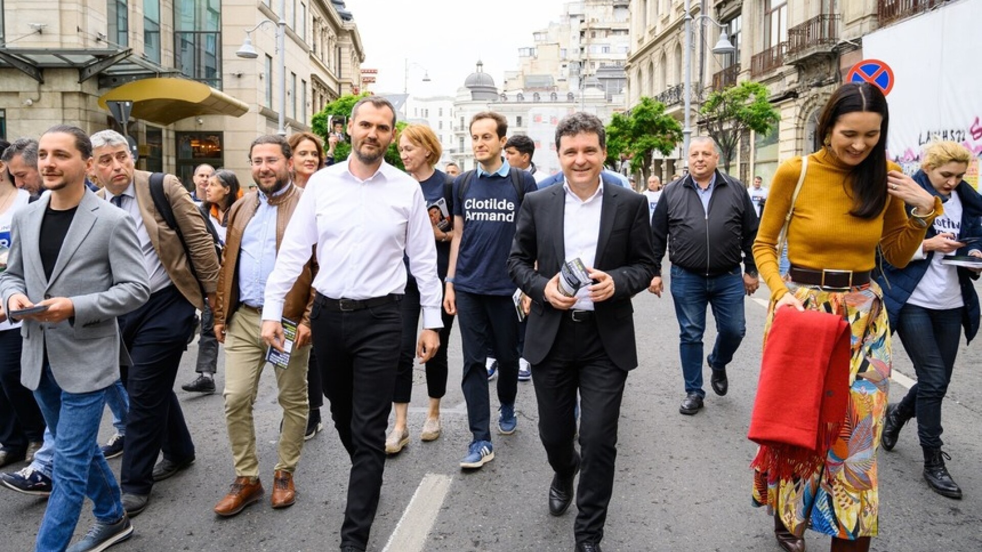 Gluma făcută de un român lui Nicuşor Dan în timp ce se filma lângă ...