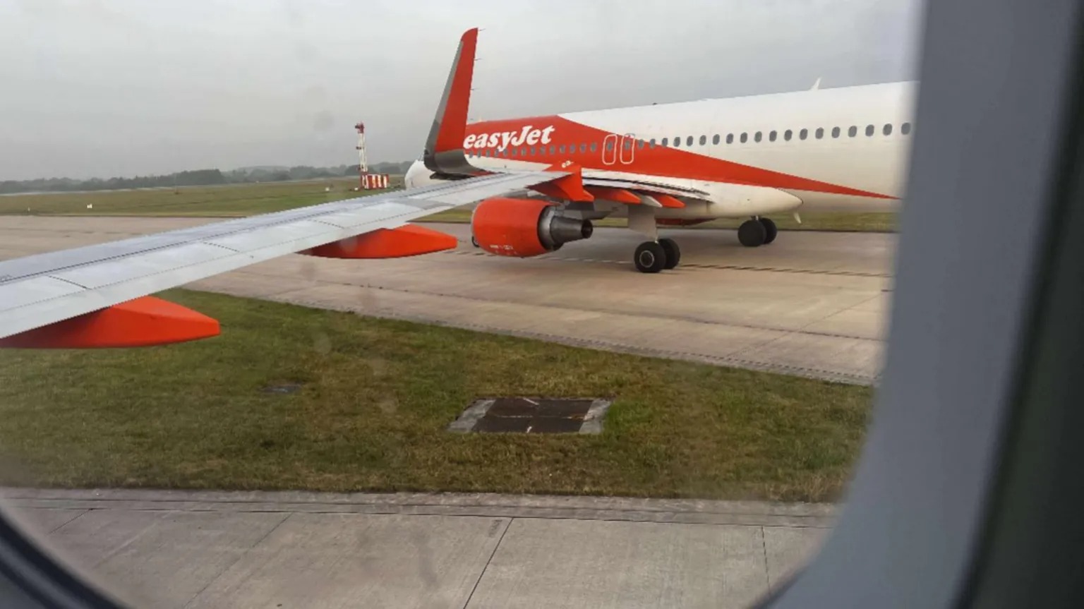Incident grav pe aeroportul din Manchester. Două avioane s-au lovit pe ...