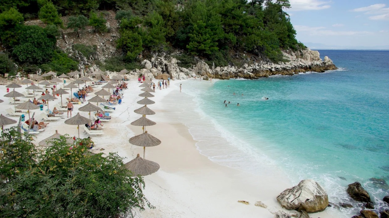 Realitatea de la celebra Marble Beach din Thassos, arătată de un român ...