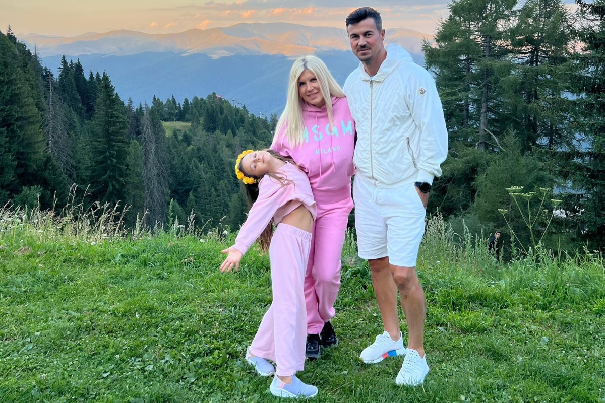 Elena Udrea, la un pas să fie atacată de urs. Fostul ministru este în vacanță cu Eva și Adrian ...