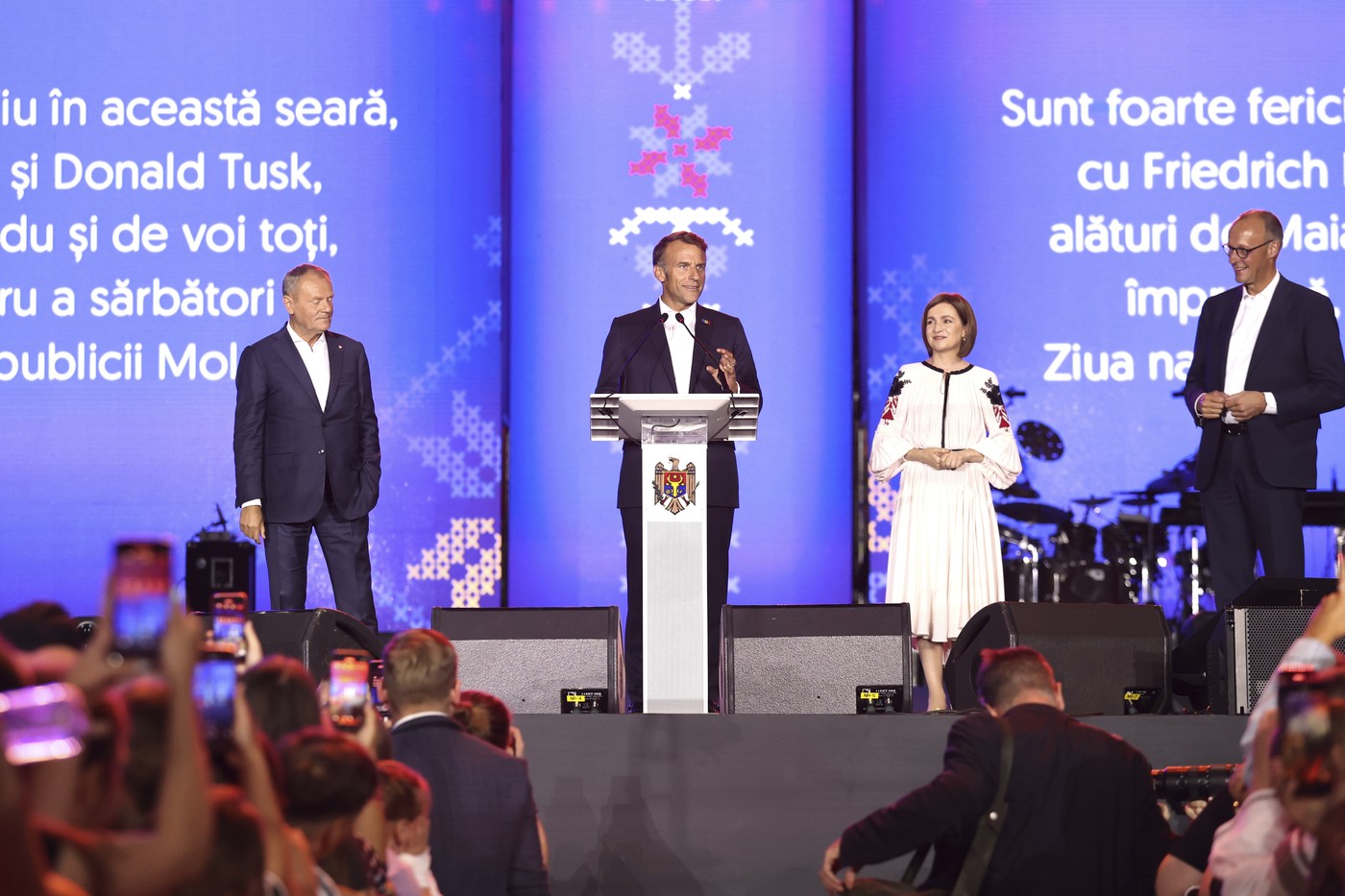 Emmanuel Macron și Donald Tusk, discursuri în limba română, la Chișinău ...