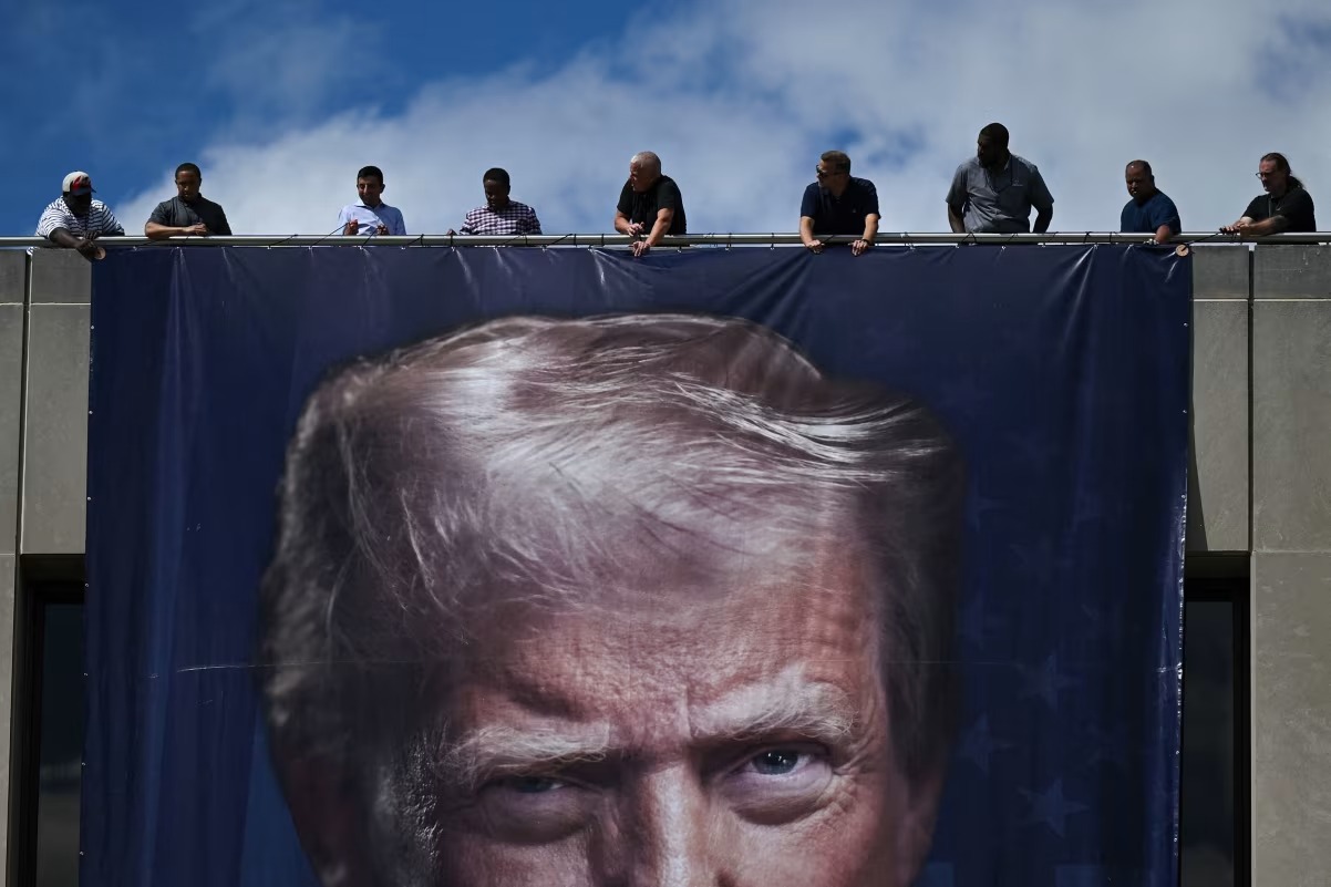 Cultul personalității se instaurează în SUA: portrete uriașe cu Trump ...