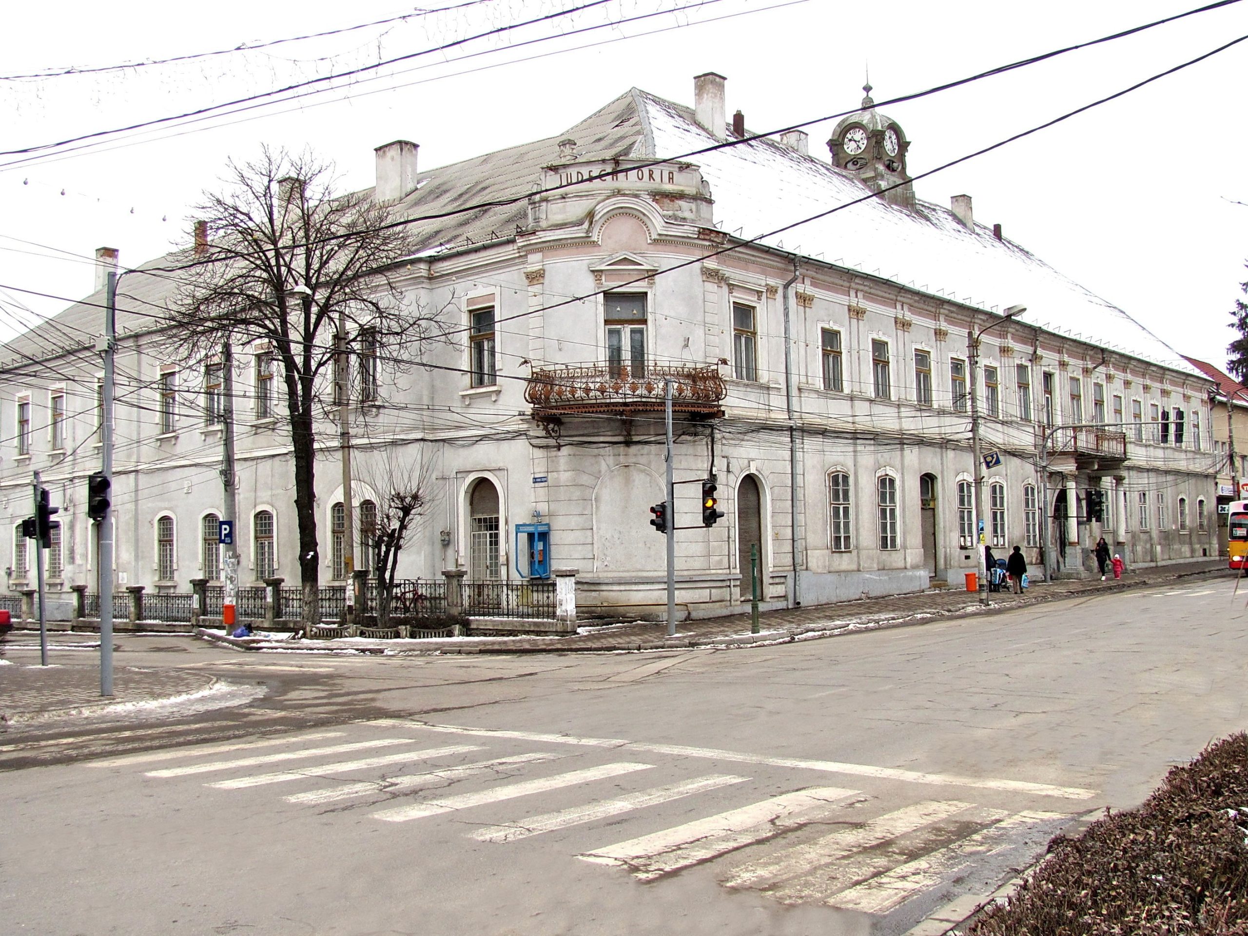 Filmare din cadrul judecătoriei Turda. O femeie a leșinat, după ce ...