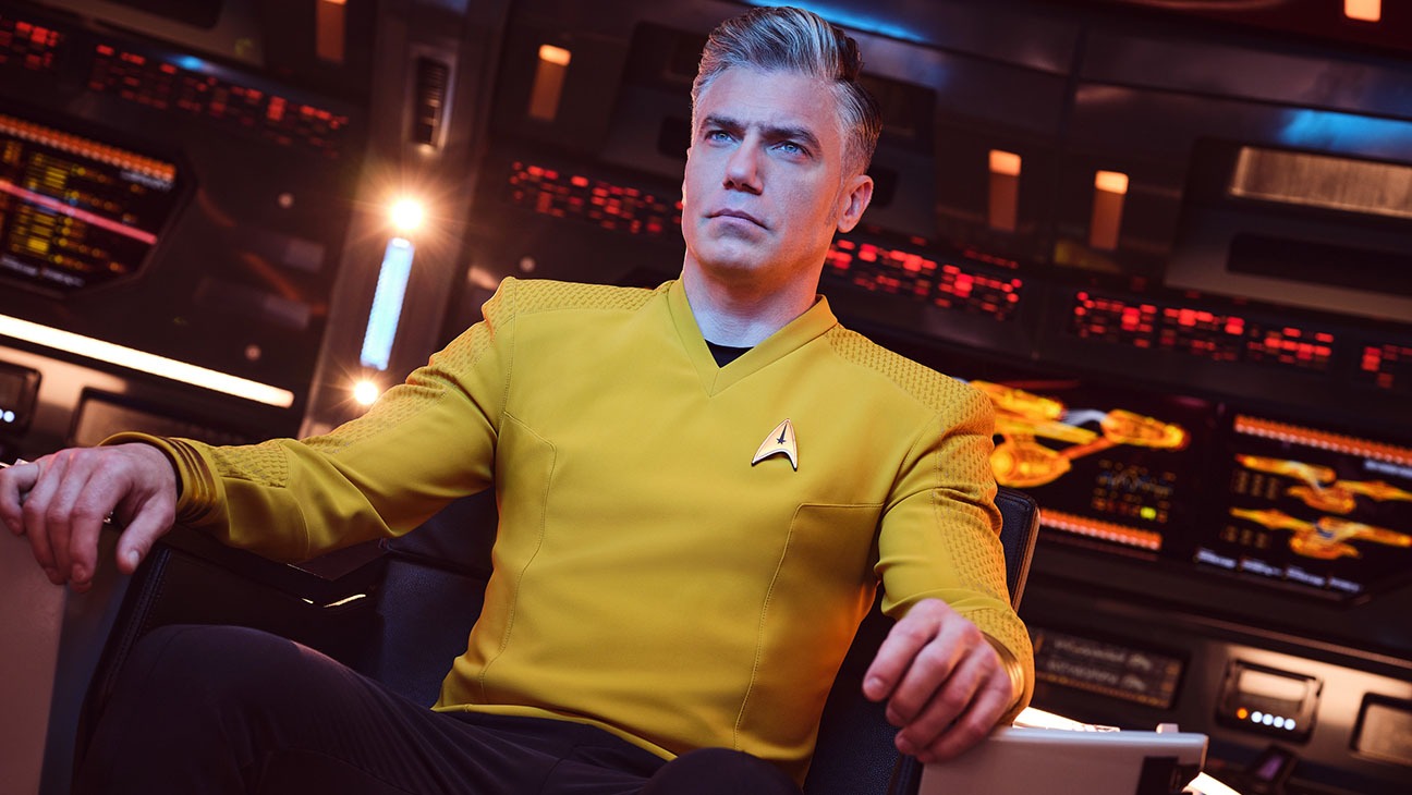 INTERVIU EXCLUSIV cu Anson Mount, Căpitanul Pike din serialul „Star ...