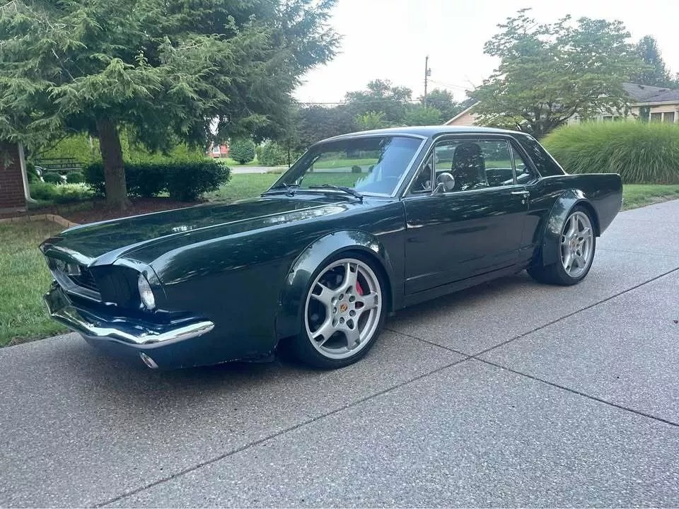 Mustang din 1966 cu „suflet” de Porsche? Combinația ciudată care atrage privirile oricui