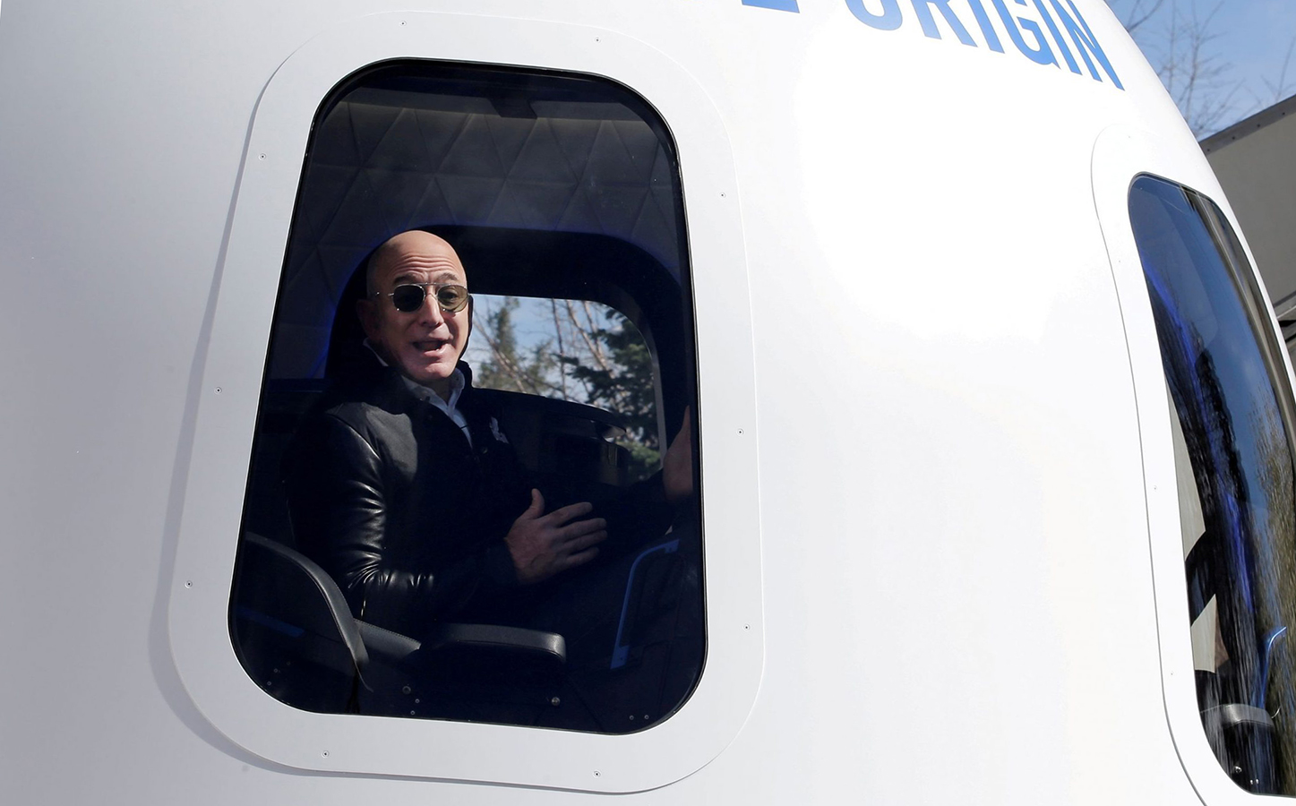 Jeff Bezos, șeful Amazon, spune în cât timp milioane de oameni vor trăi ...