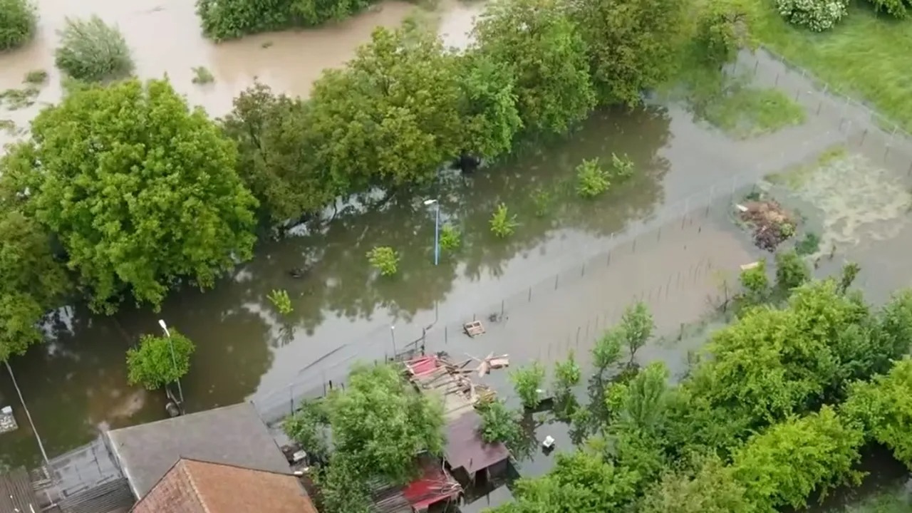 O localitate din Constanța, izolată complet din cauza apelor. Drumurile ...