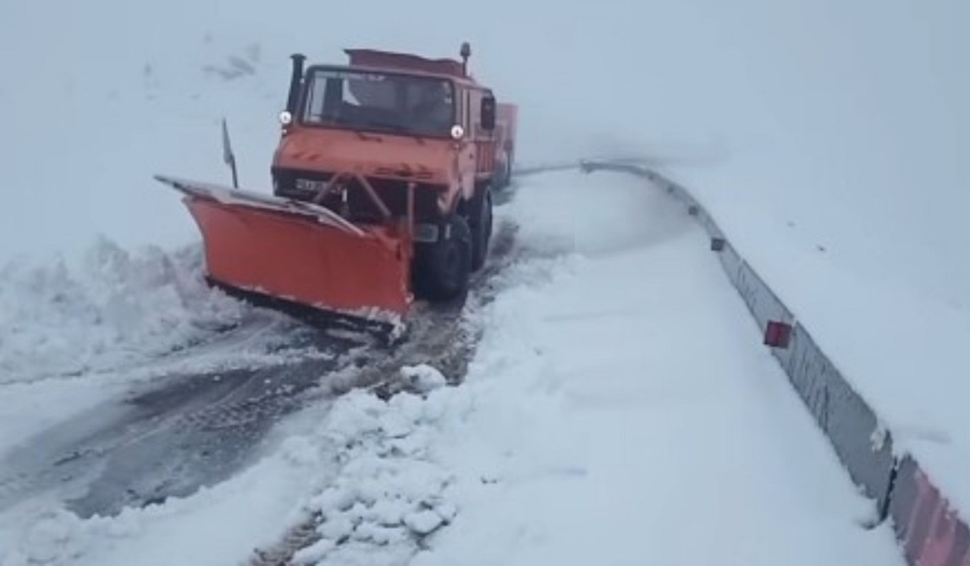 Zăpadă de aproape 1 metru pe Transalpina. Drumarii folosesc utilaje de ...