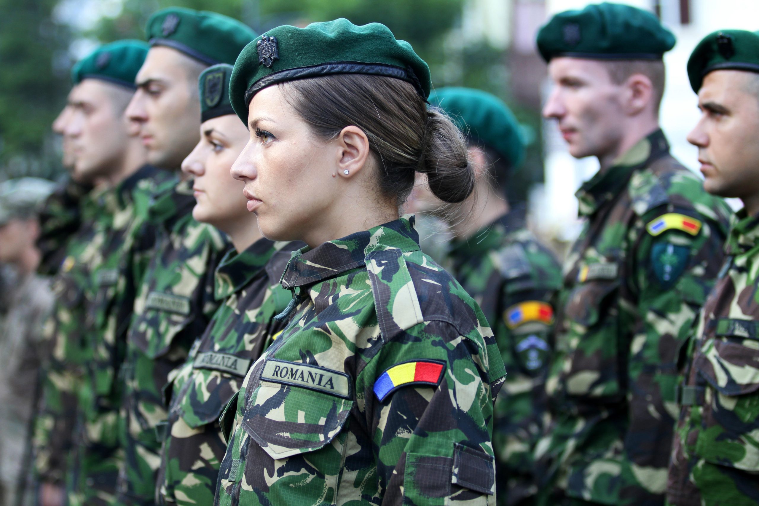 Se dau 25.000 de lei românilor care vor să facă armata în România ...