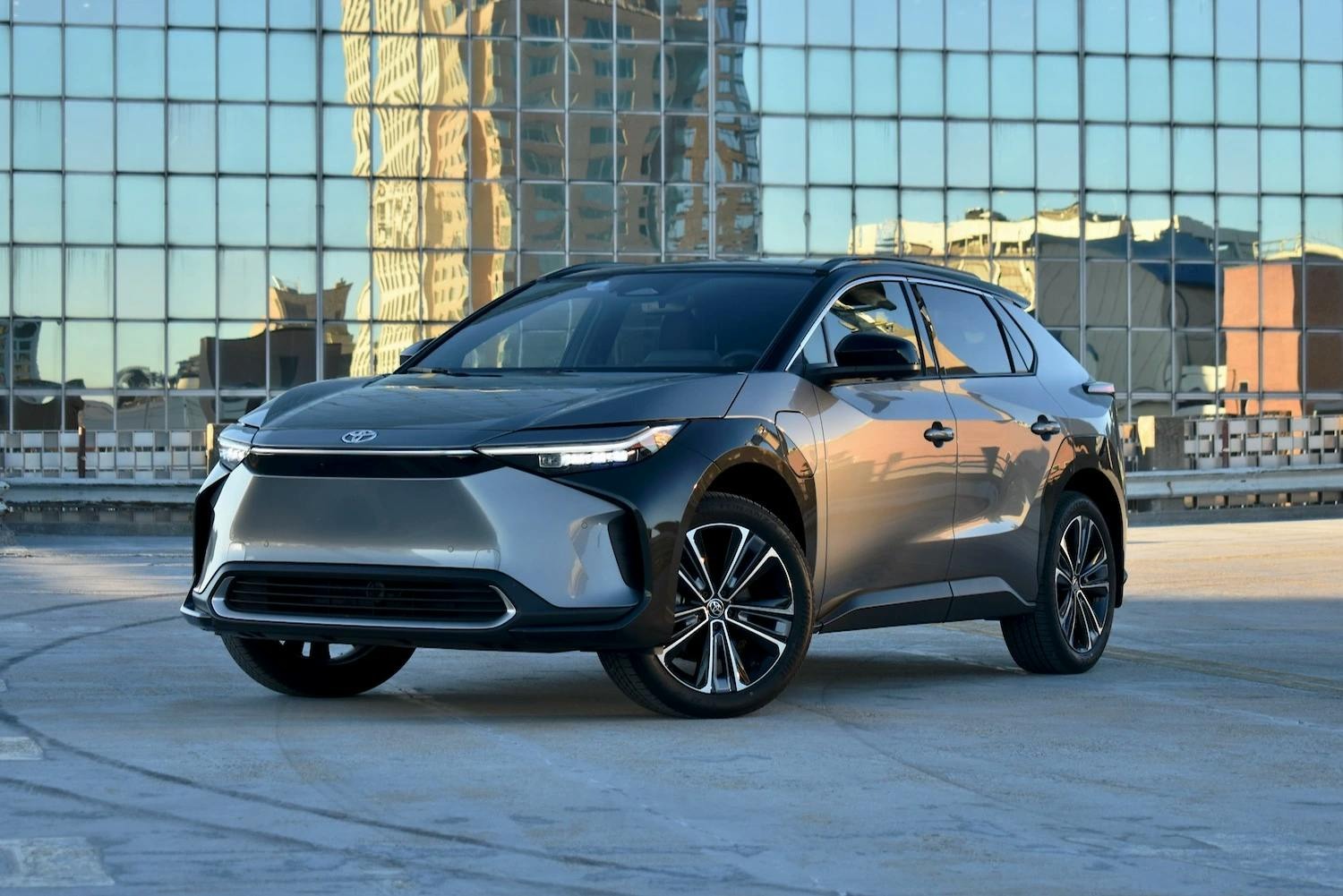 Toyota promite o baterie cu stare solidă care să reziste 40 de ani ...
